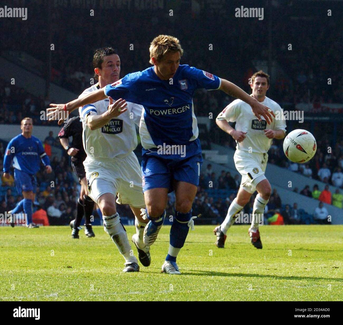 Leeds United's Gary Kelly (L) and Ipswich's Darren Currie tussle for ...
