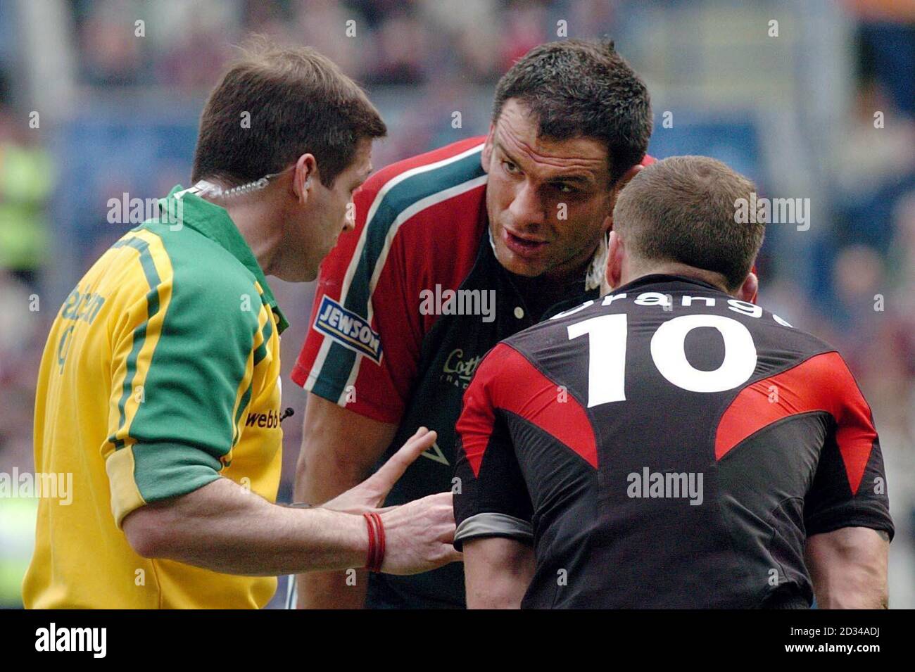 Leicester Tiger's Martin Johnson (C) and Toulouse's Frederic Michalak ...