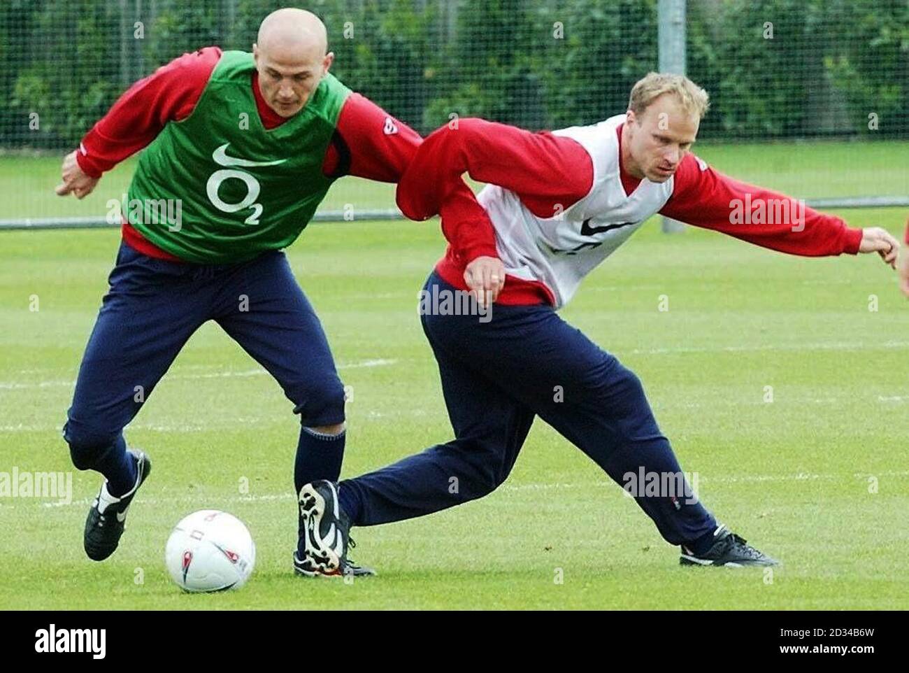 Arsenal's Pascal Cygan (L) in action with Dennis Bergkamp Stock Photo ...