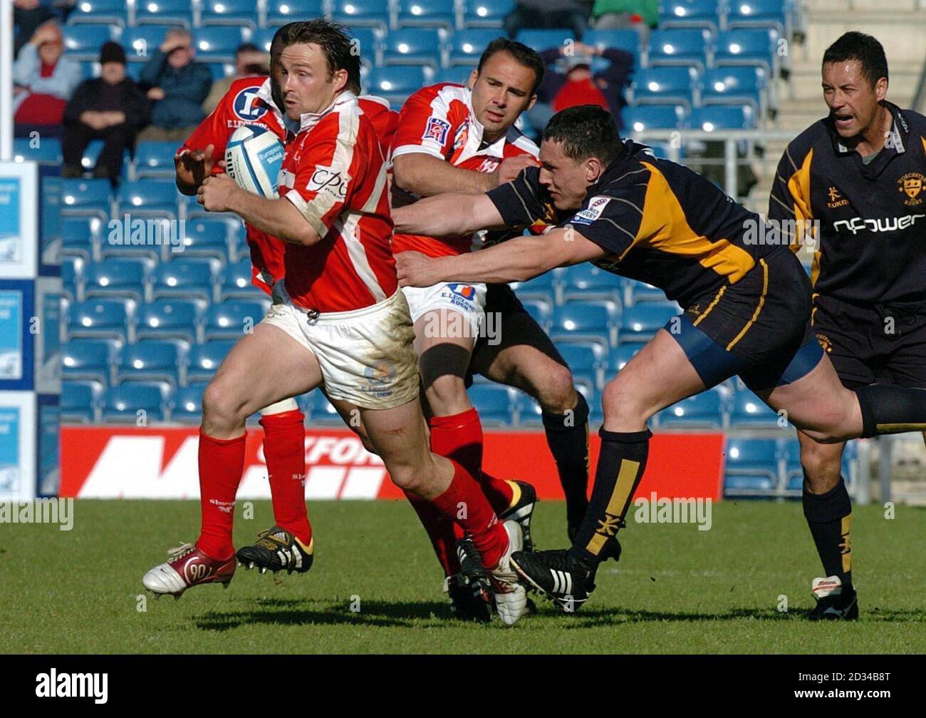 Worcester's Neil Mason stretches to catch Auch's Raphael Bastide Stock Photo - Alamy