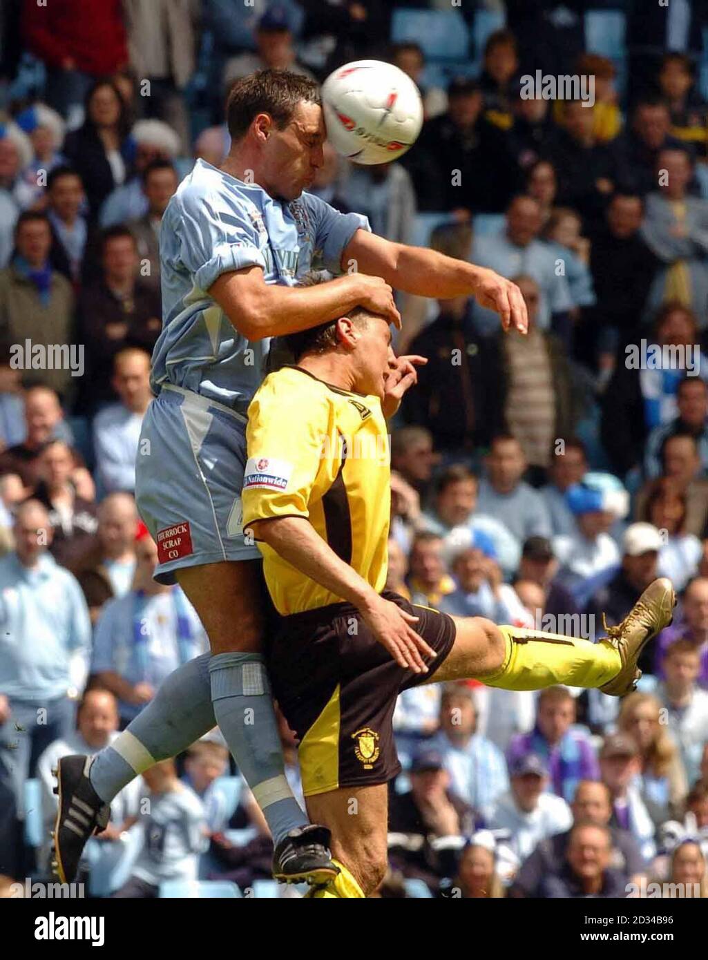 Gray's Jamie Stuart (L) battles with Hucknall's Danny Bacon Stock Photo ...