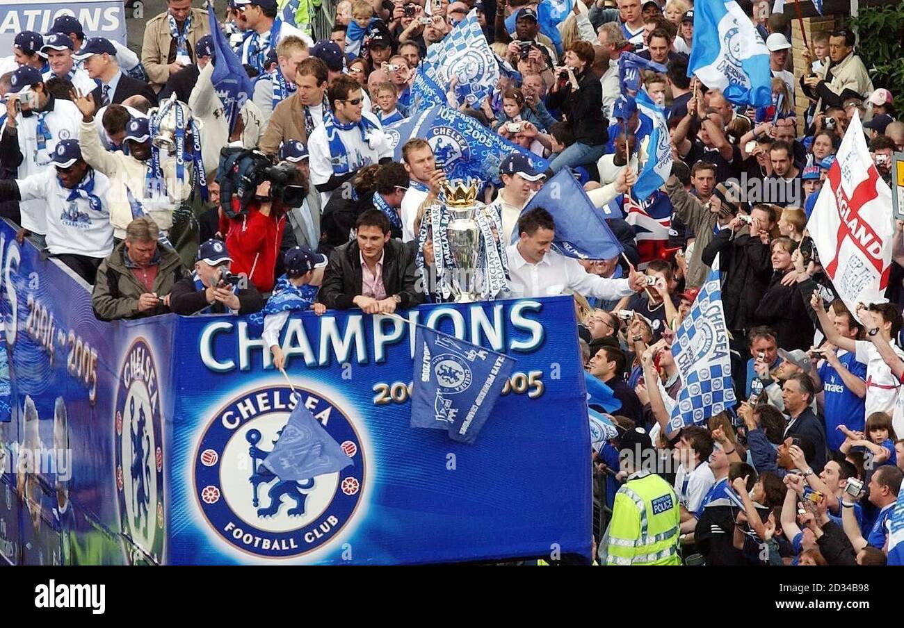 Chelsea football players acknowledge the crowd Stock Photo - Alamy