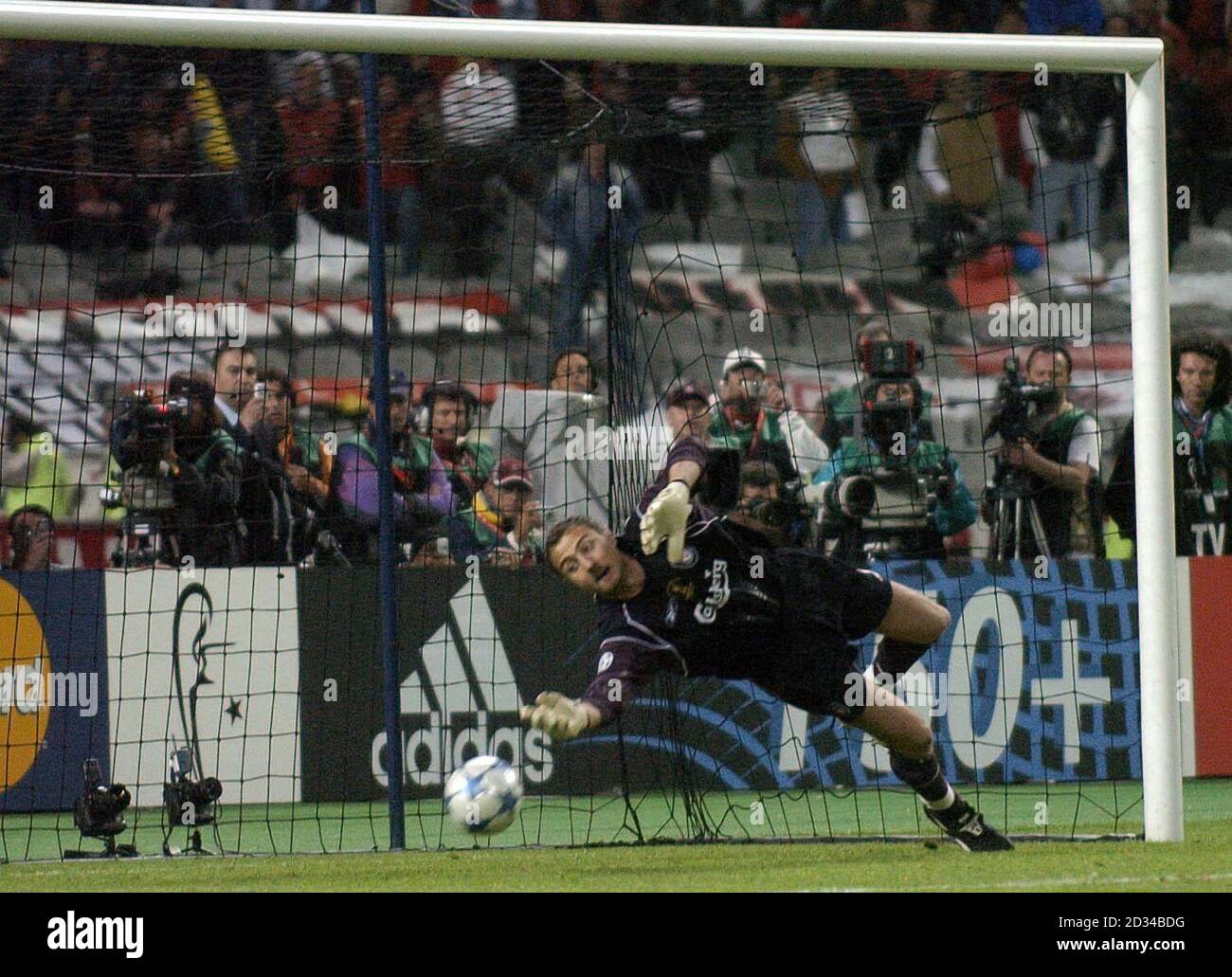 Liverpool goalkeeper Jerzy Dudek dives to save AC Milan's second ...