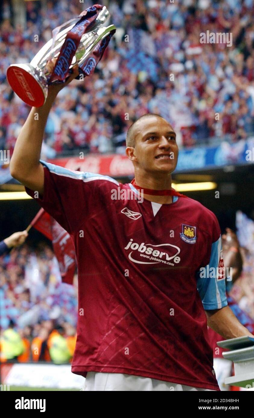 West hams goal scorer bobby zamora celebrates after hi-res stock ...
