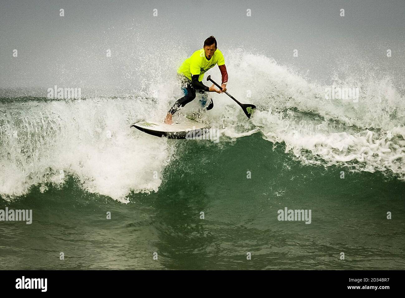 Mens surf hi-res stock photography and images - Alamy