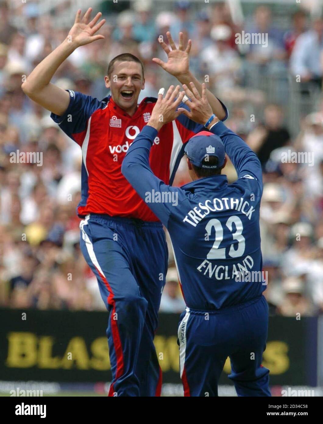 England's Steve Harmison (L) celebrates with Marcus Trescothick Stock ...