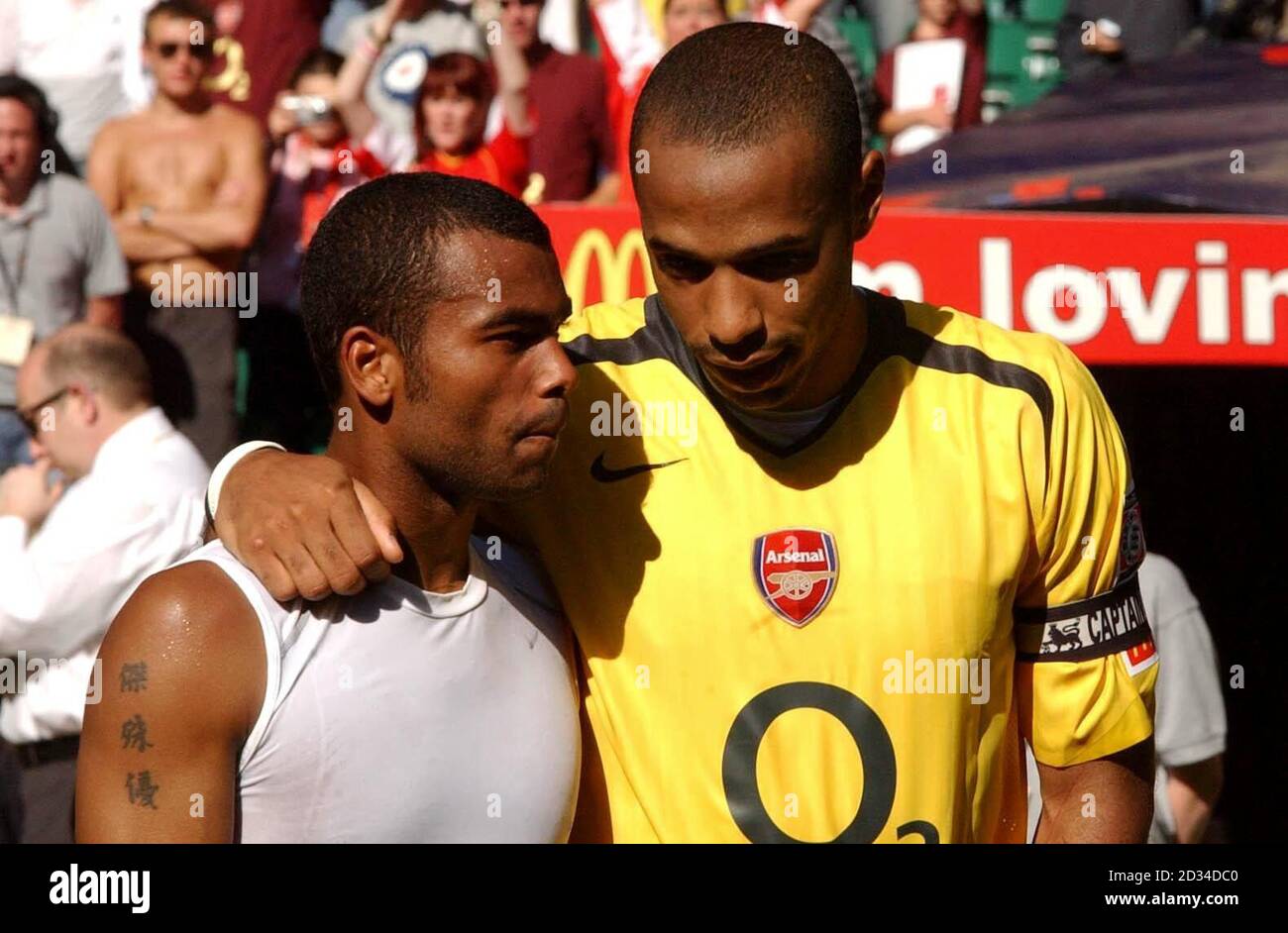 Arsenal captain Thierry Henry consoles Ashley Cole (L) after their loss ...