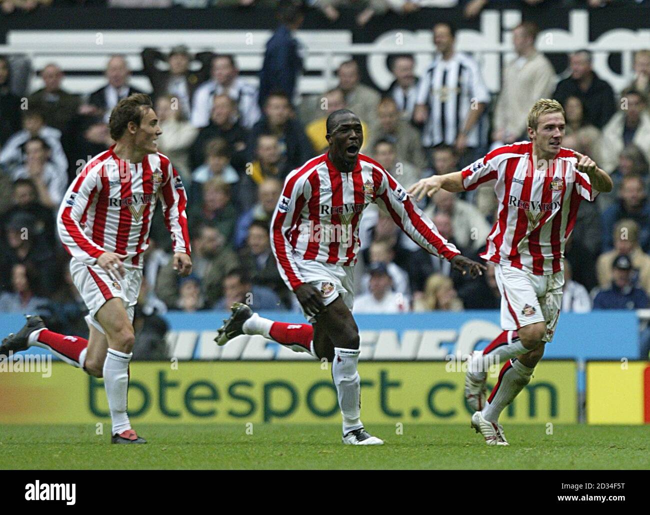 Sunderland's Liam Lawrence celebrates his equalising goal Stock Photo ...