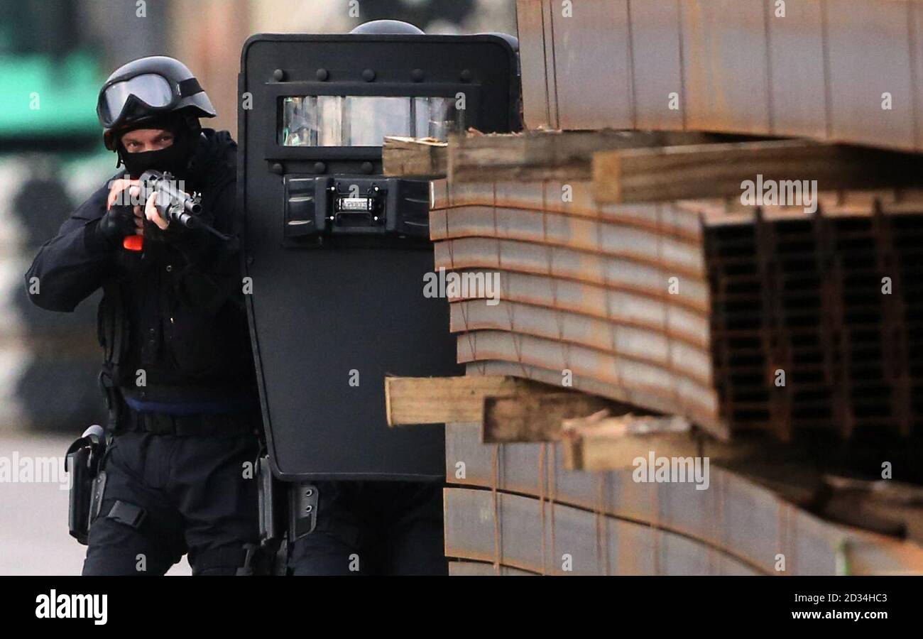 Police rescue ireland stock guns armed gun hi-res stock photography and ...