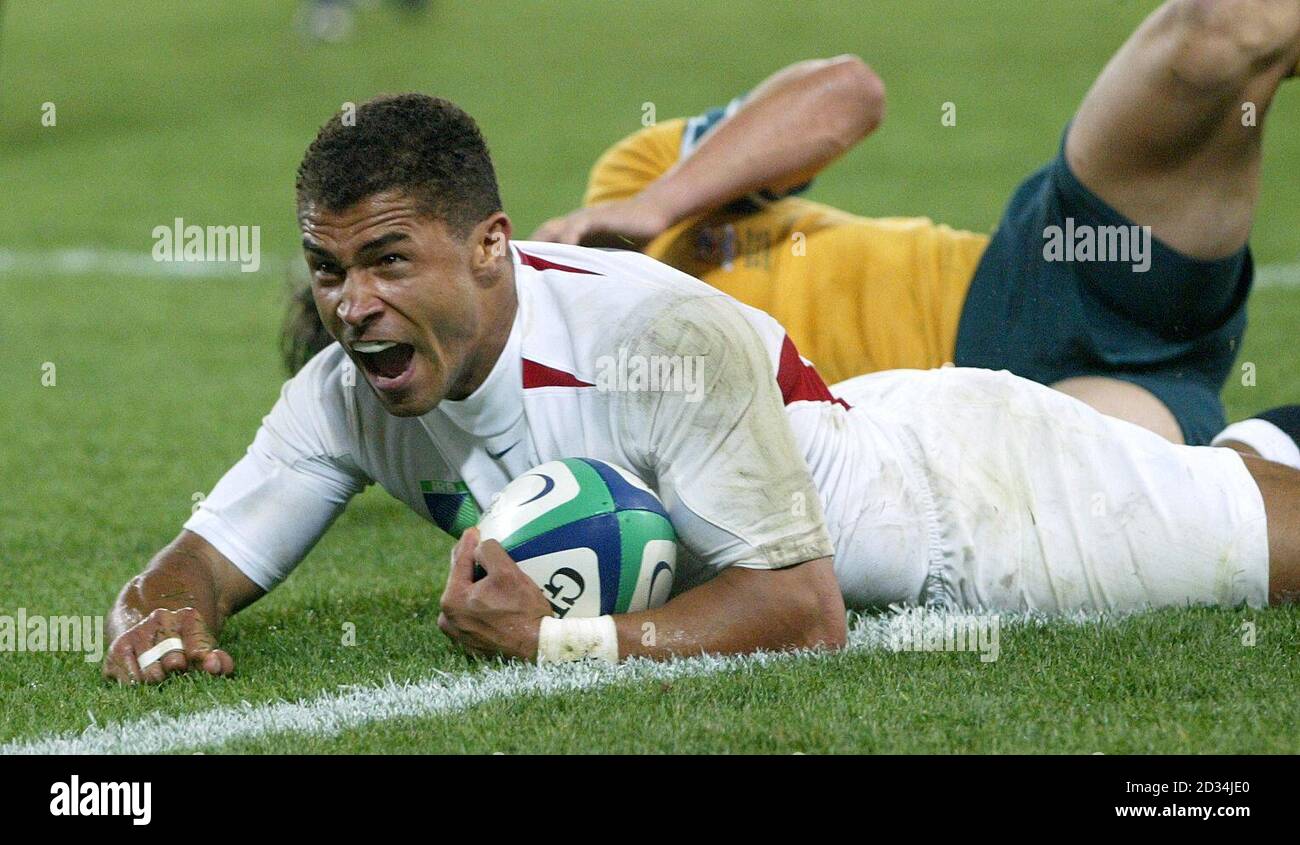 England's Jason Robinson scores their opening try during the Rugby ...