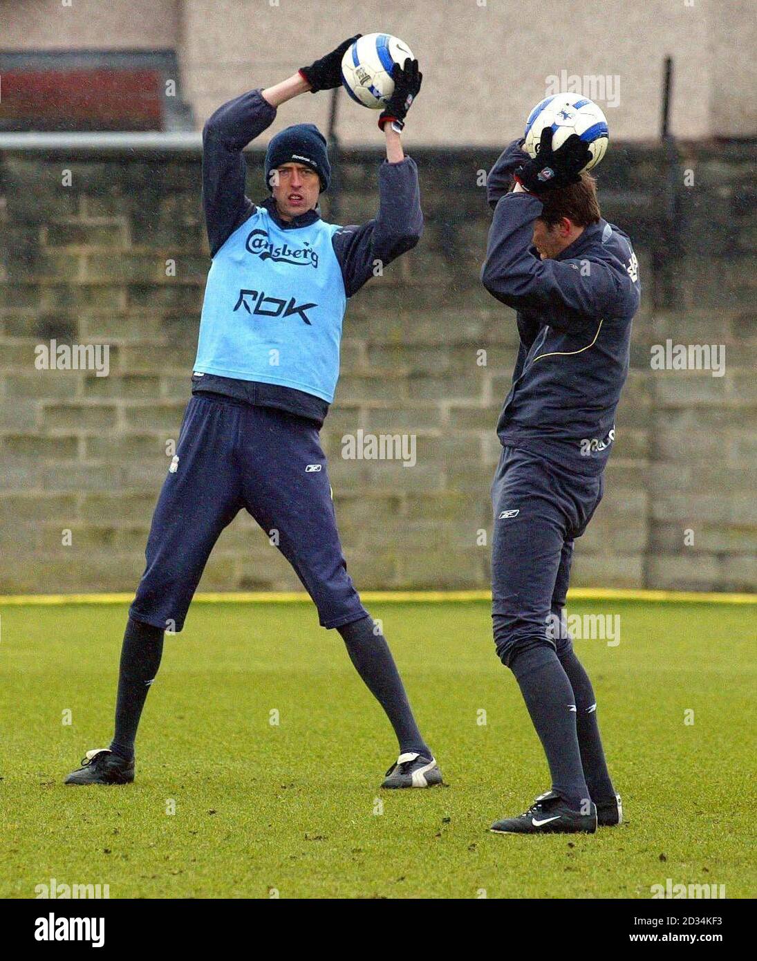 Kevin Davies of Southampton (left) takes on Gareth Southgate of ...