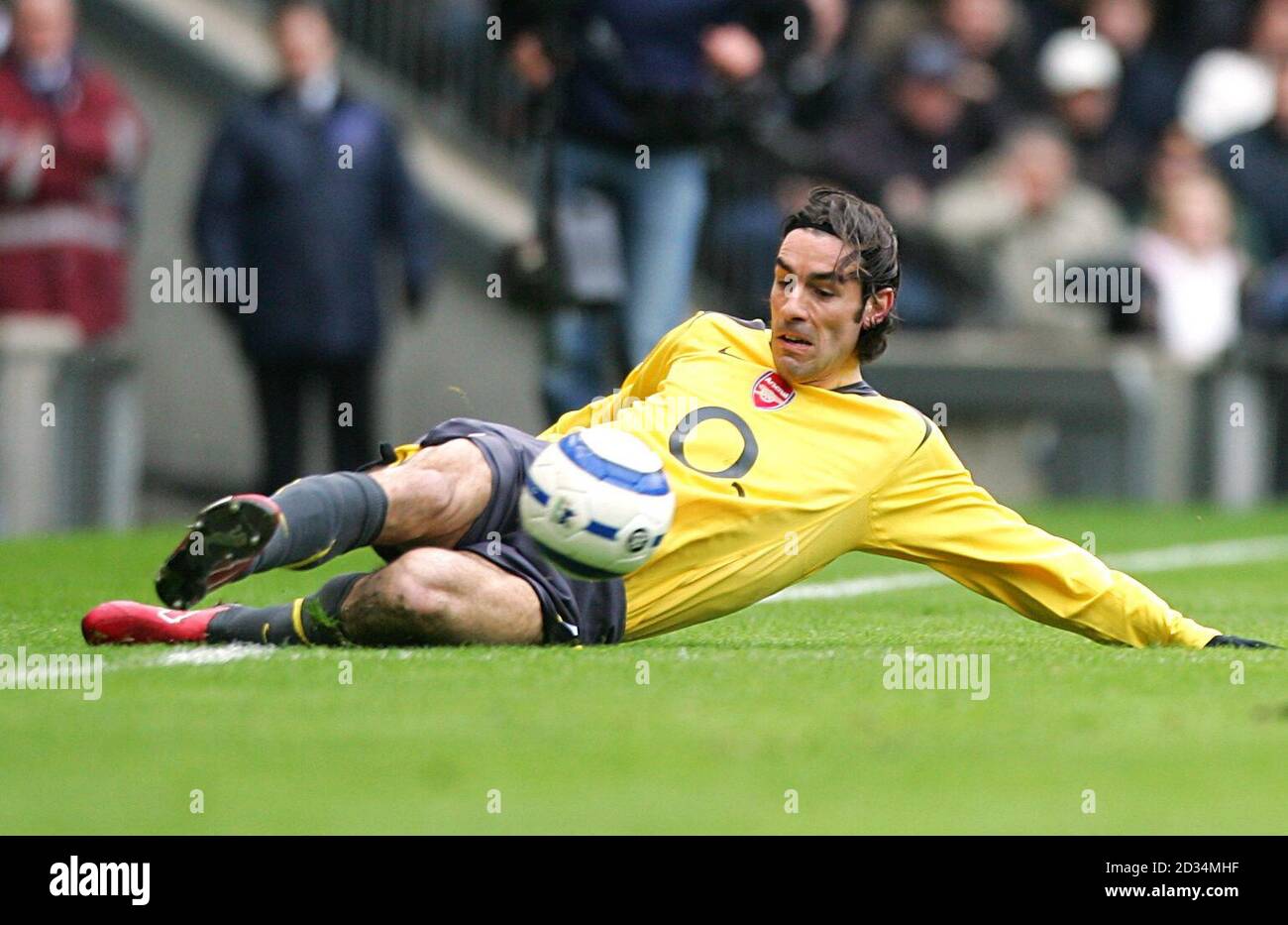 Robert pires premier league hi-res stock photography and images - Alamy
