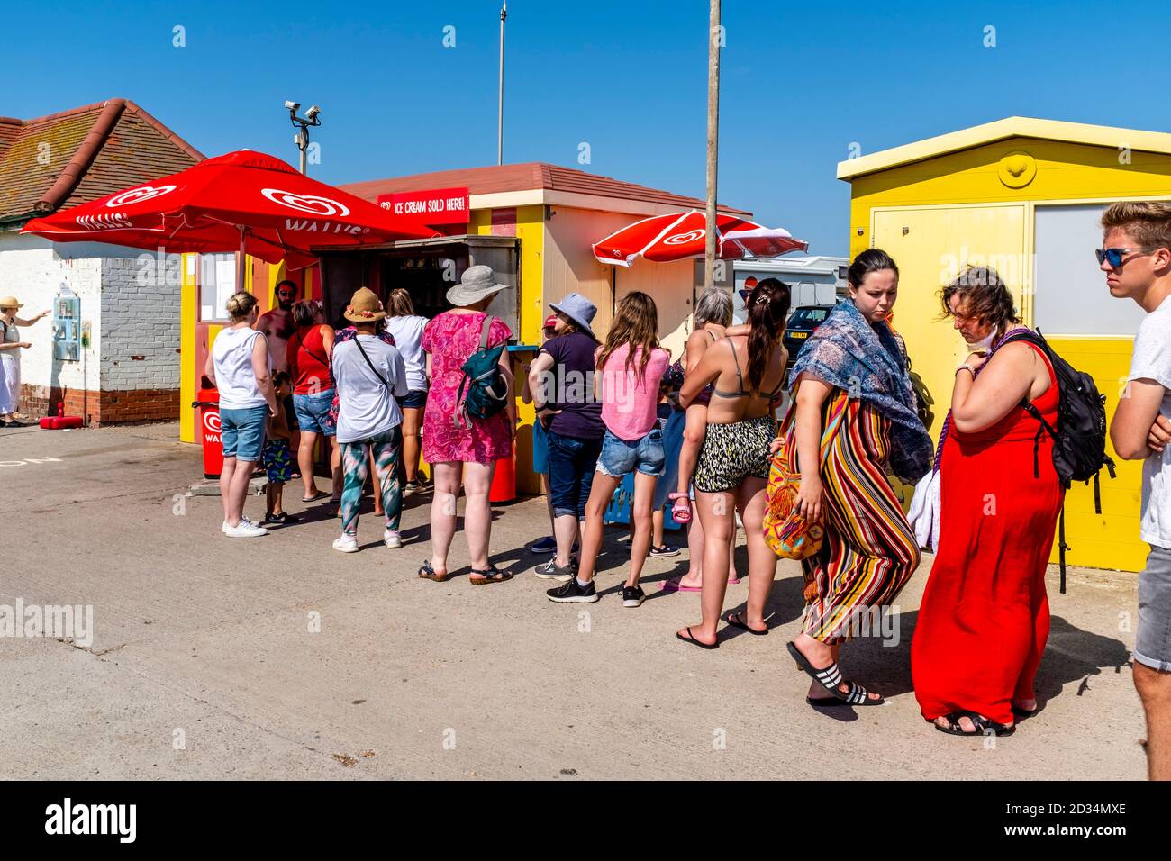 Queueing line hi-res stock photography and images - Alamy