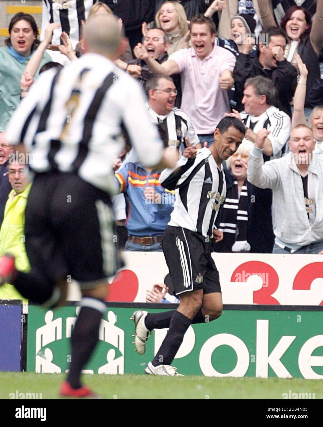 Newcastle United's Nolberto Solano (r) celebrates his goal Stock Photo ...