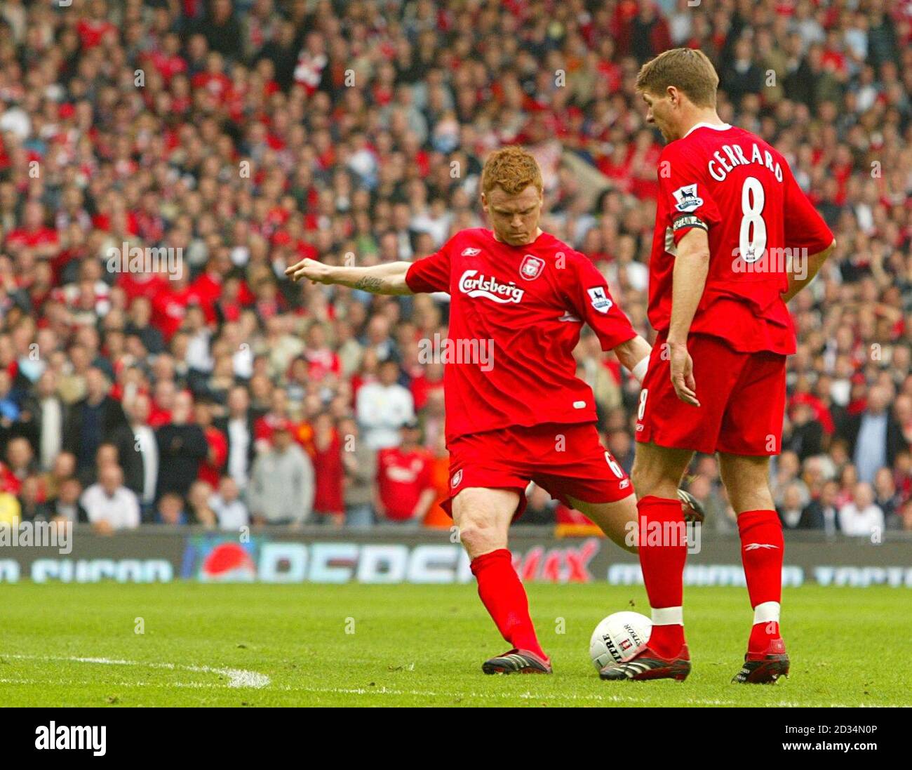 Liverpool's John Arne Riise scores from a free kick Stock Photo - Alamy