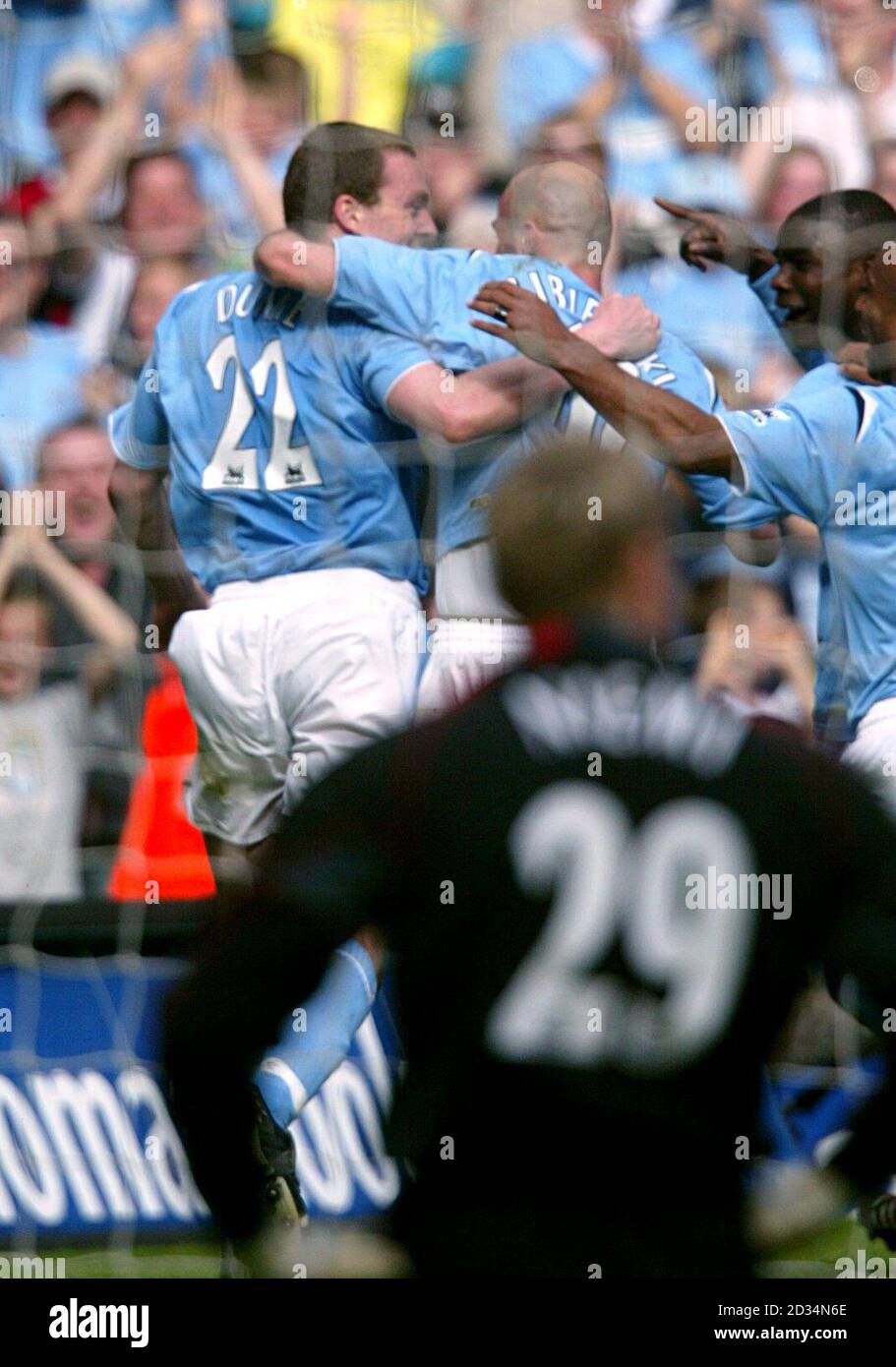 Manchester City's Richard Dunne (l) celebrates his goal Stock Photo - Alamy