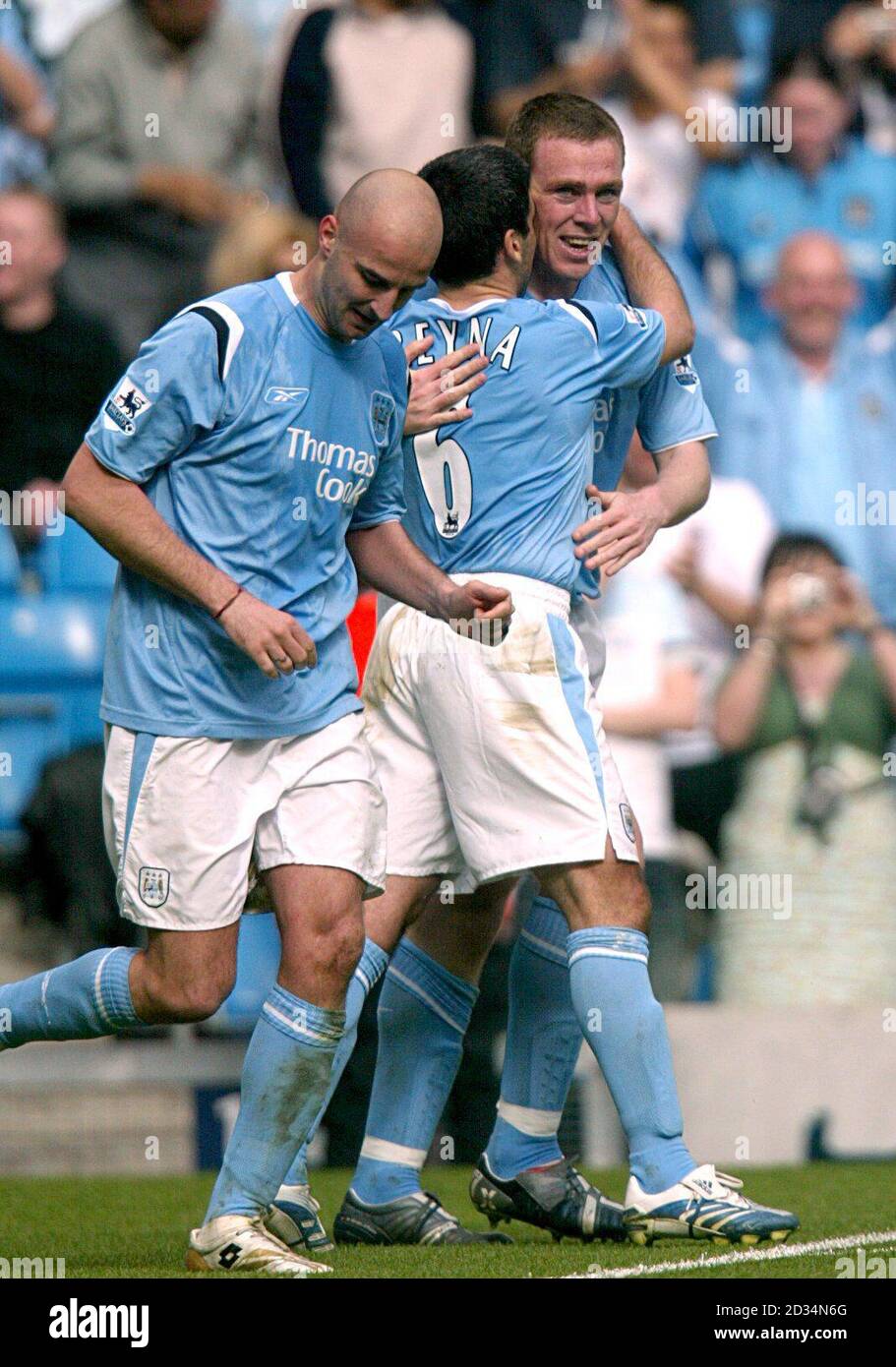 Manchester City's Richard Dunne (r) celebrates his goal Stock Photo - Alamy