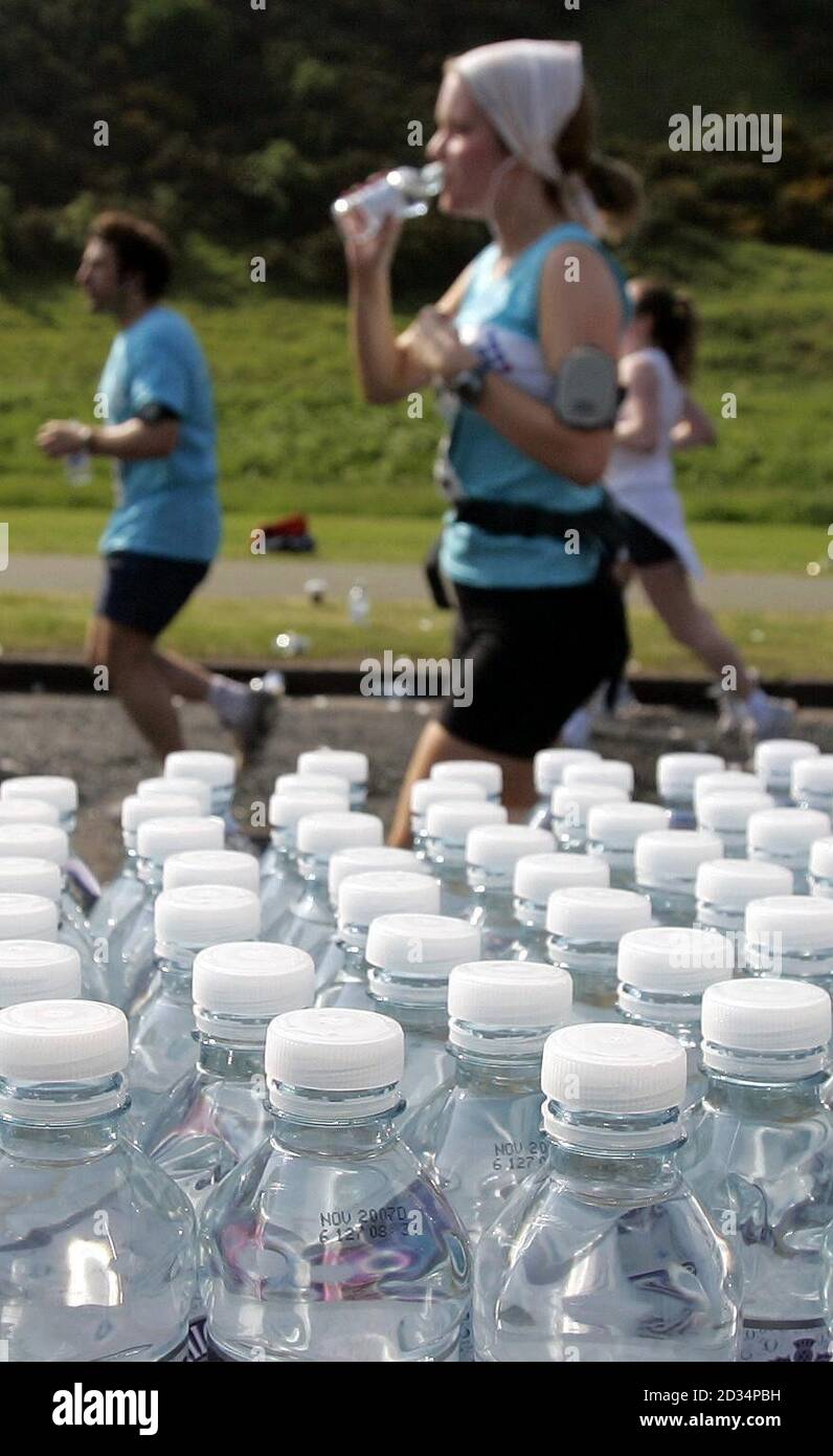 Runners drink water during the Edinburgh Marathon Stock Photo - Alamy