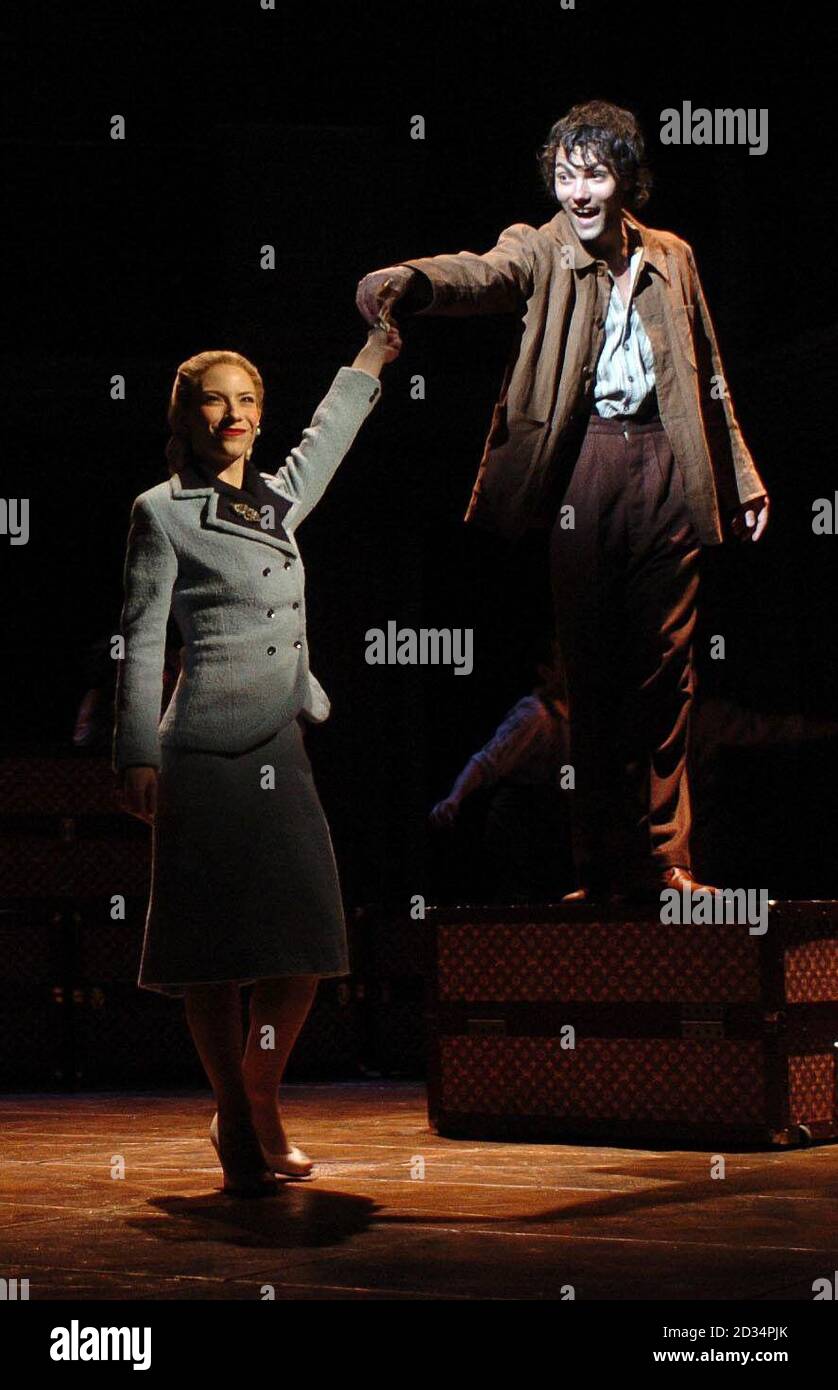 Actor Matt Rawle as Che (right) and Argentinian actress Elena Roger ...