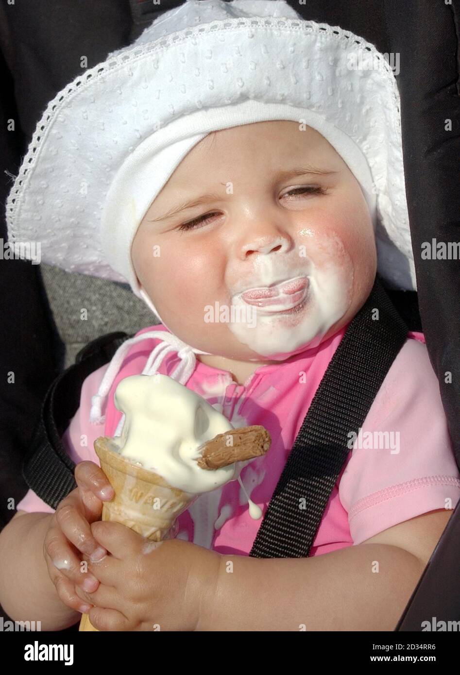 Largs beach ice cream hi-res stock photography and images - Alamy