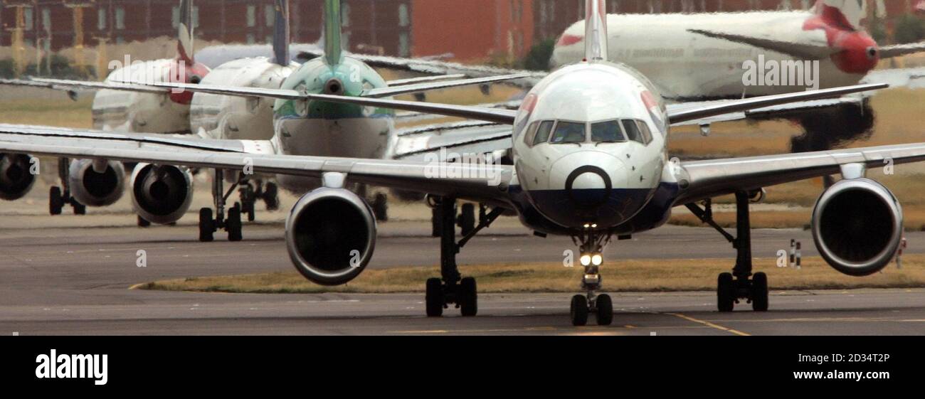 Aircraft queue at heathrow airport hi-res stock photography and images ...