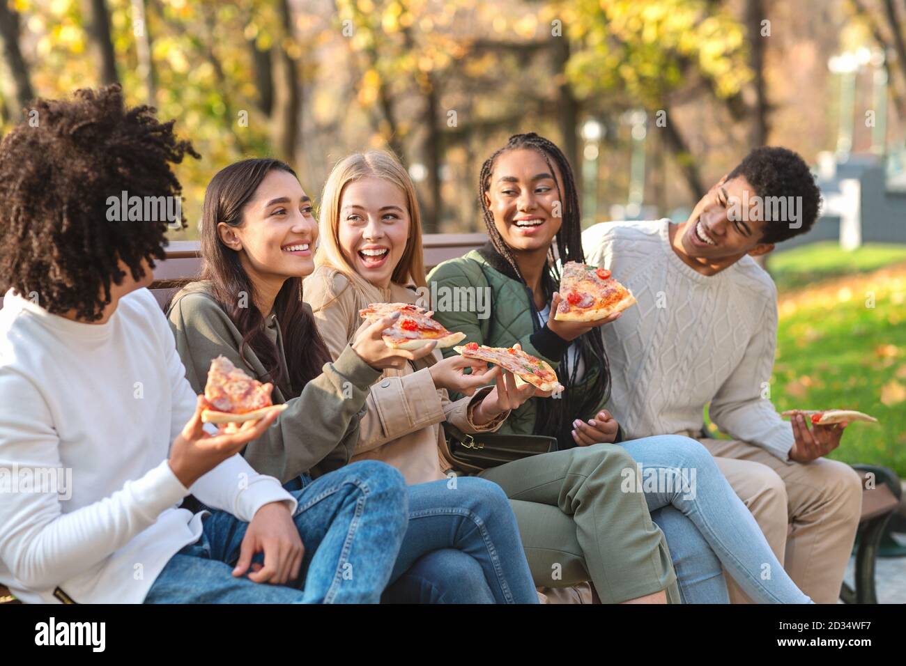 Group people eating picnic bench hi-res stock photography and images ...