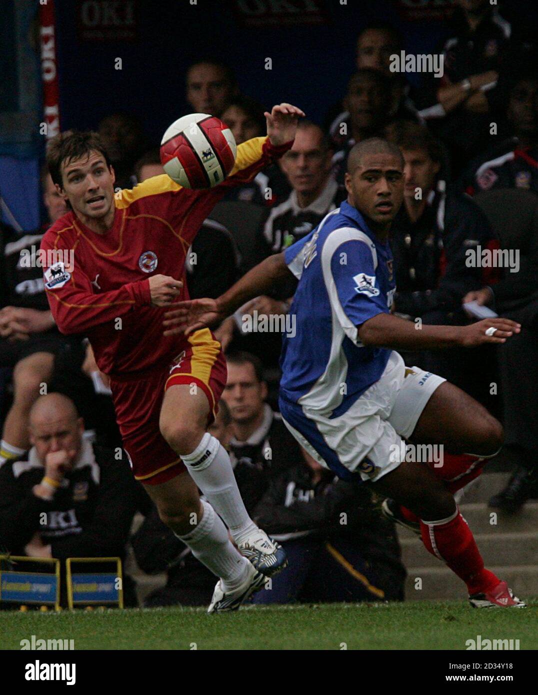 Readings's Stephen Hunt turns Portsmouth's Glen Johnson Stock Photo - Alamy