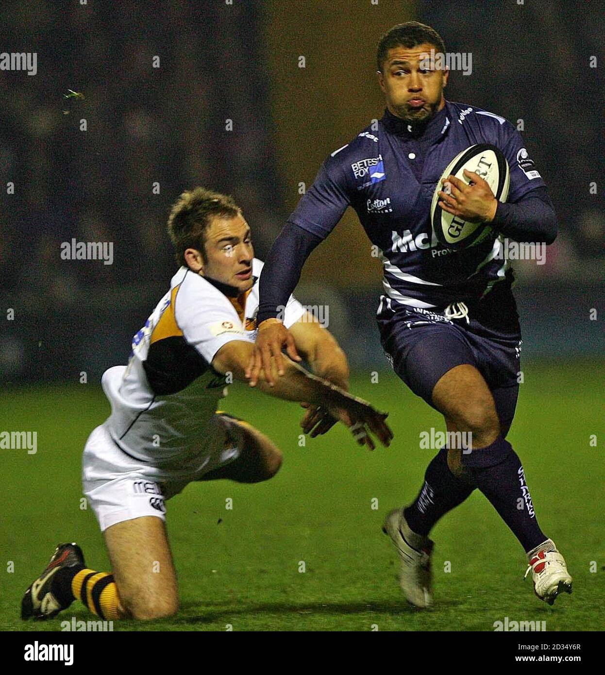 Sale's Jason Robinson races past Wasps' Edd Thrower during the Guinness ...