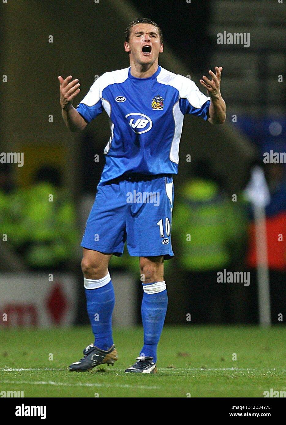 Wigan Athletic's Lee McCulloch celebrates his goal Stock Photo - Alamy