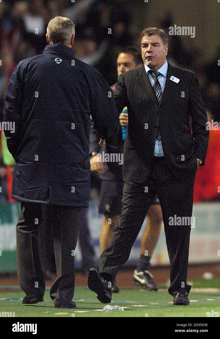 Bolton Wanderers manager Sam Allardyce (r) shakes hands with Arsenal ...