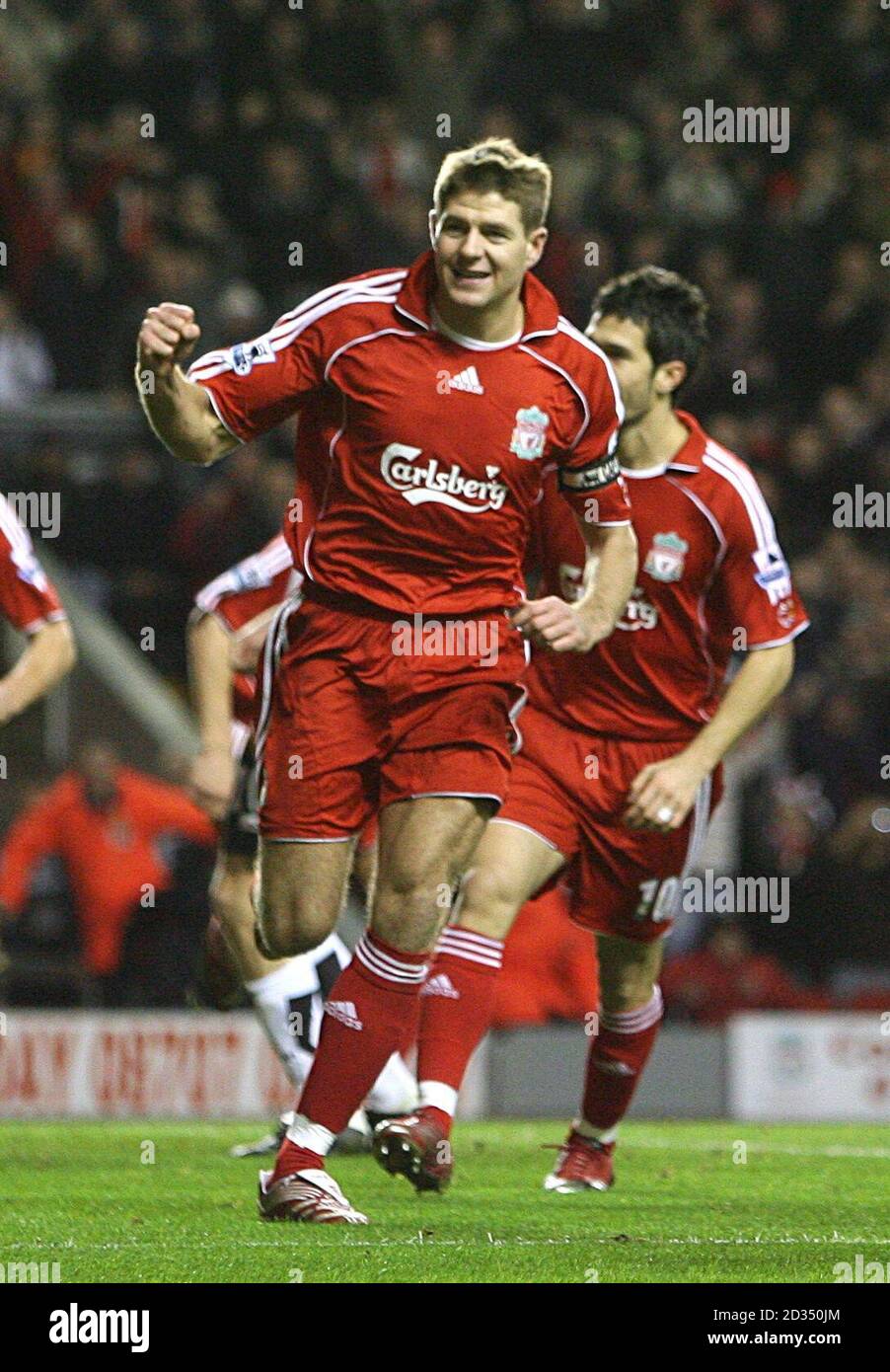 Steven gerrard goal celebration hi-res stock photography and images - Alamy