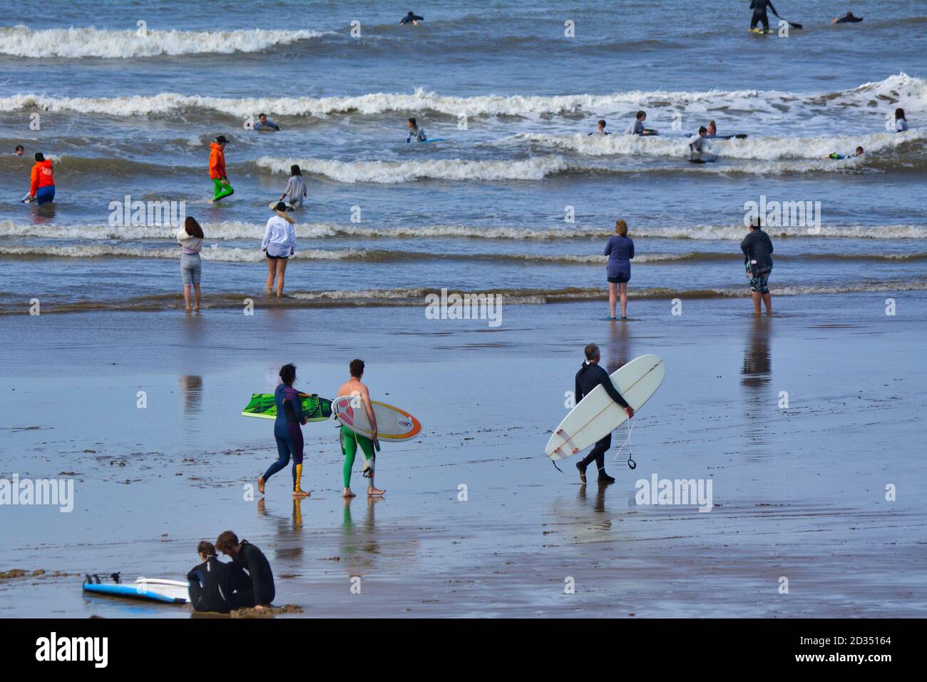 Beach full of surfers in Rest Bay, Wales (during pandemic Stock Photo ...