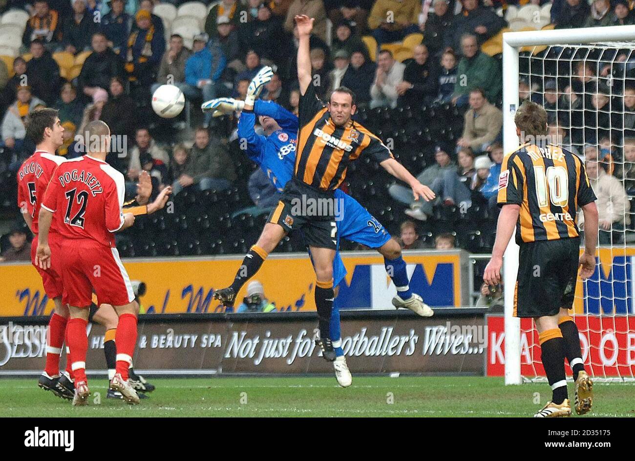 Hull City's Stuart Elliott puts Middlesbrough Goalkeeper Brad Jones ...