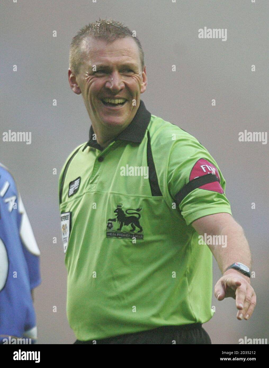 Graham poll premier league referee hi-res stock photography and images ...