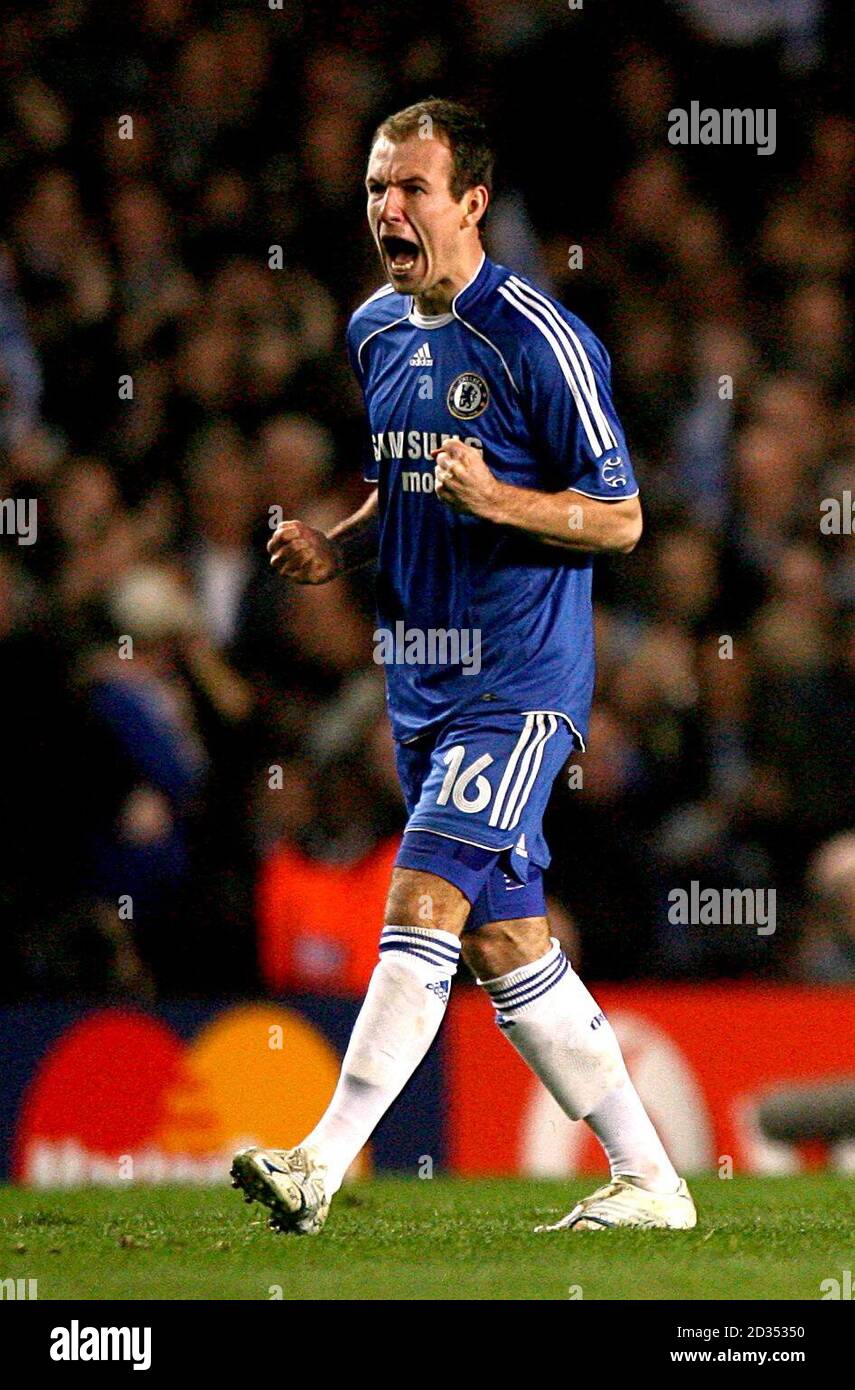 Chelsea's Arjen Robben celebrates his goal Stock Photo - Alamy