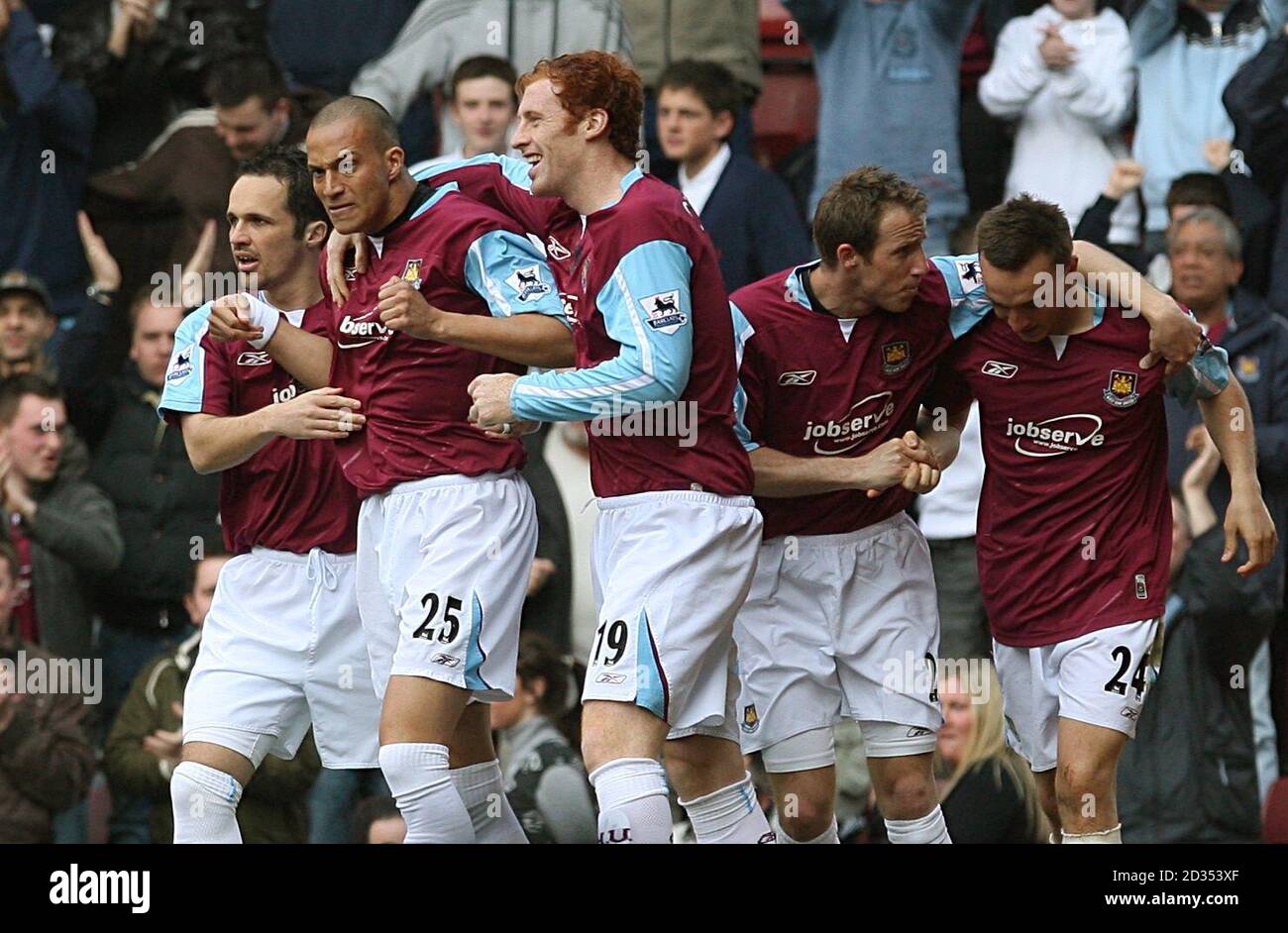 West ham uniteds lee bowyer celebrates goal hi-res stock photography ...