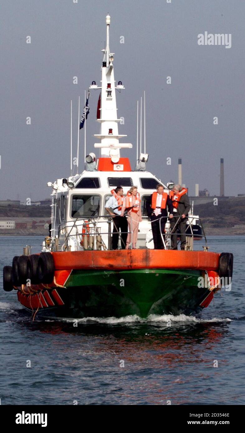 Tony blair boat trip hi-res stock photography and images - Alamy