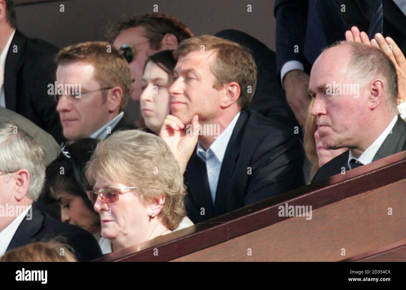Chelsea owner Roman Abramovic (centre Stock Photo - Alamy
