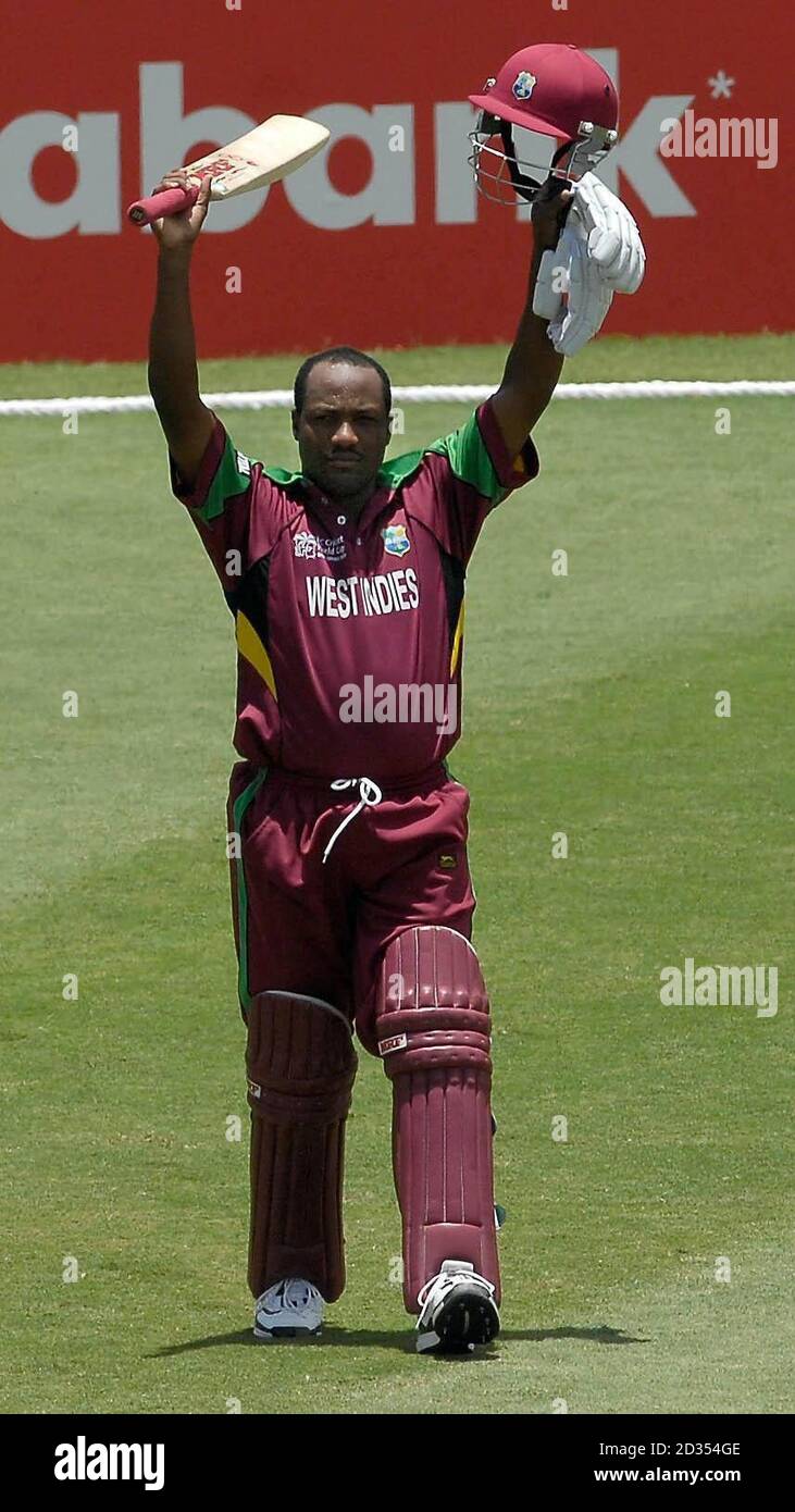 Kevin pietersen raising bat hi-res stock photography and images - Alamy