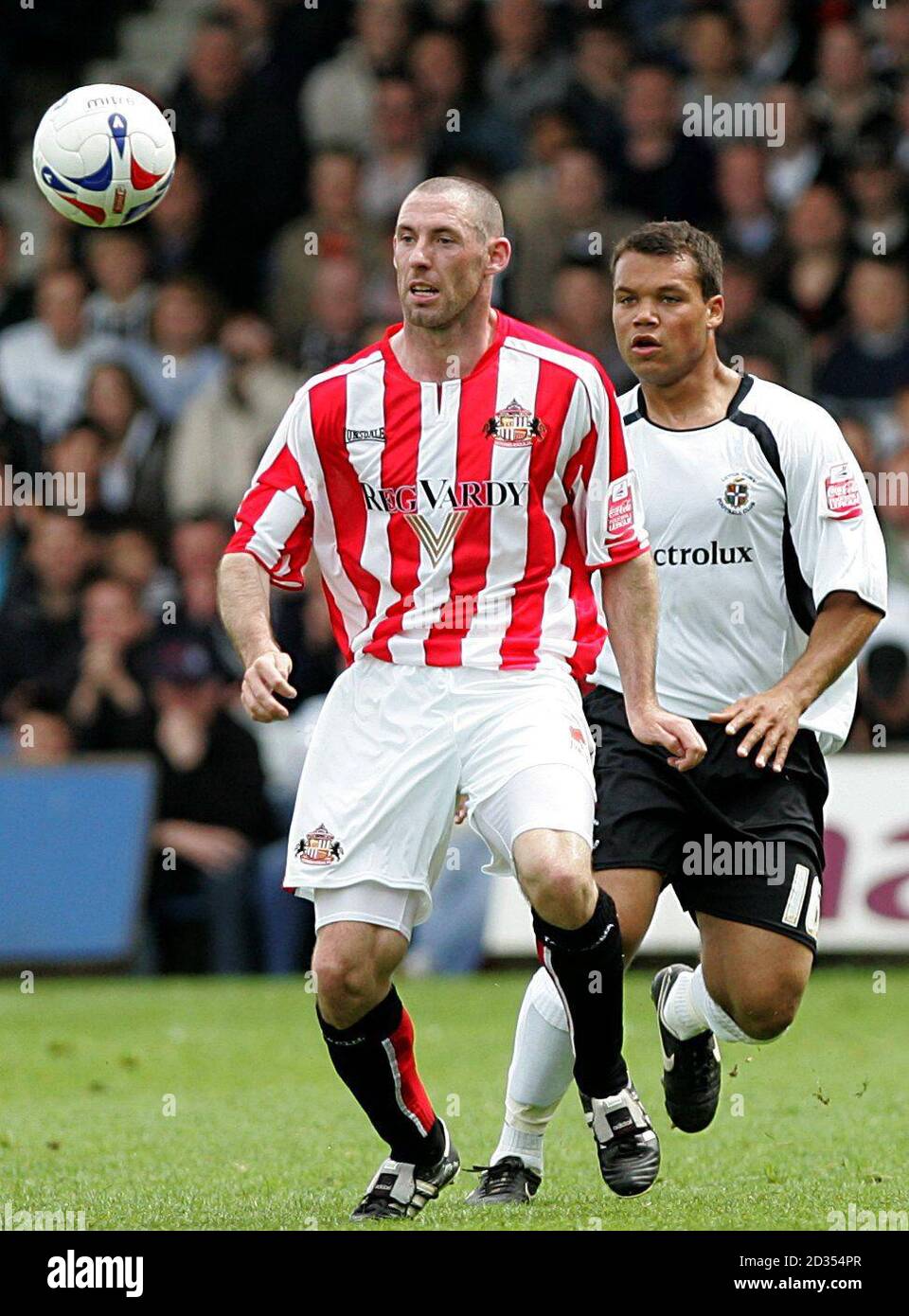 Luton Town's Lewis Emanuel and Sunderland's Stephen Wright battle for ...