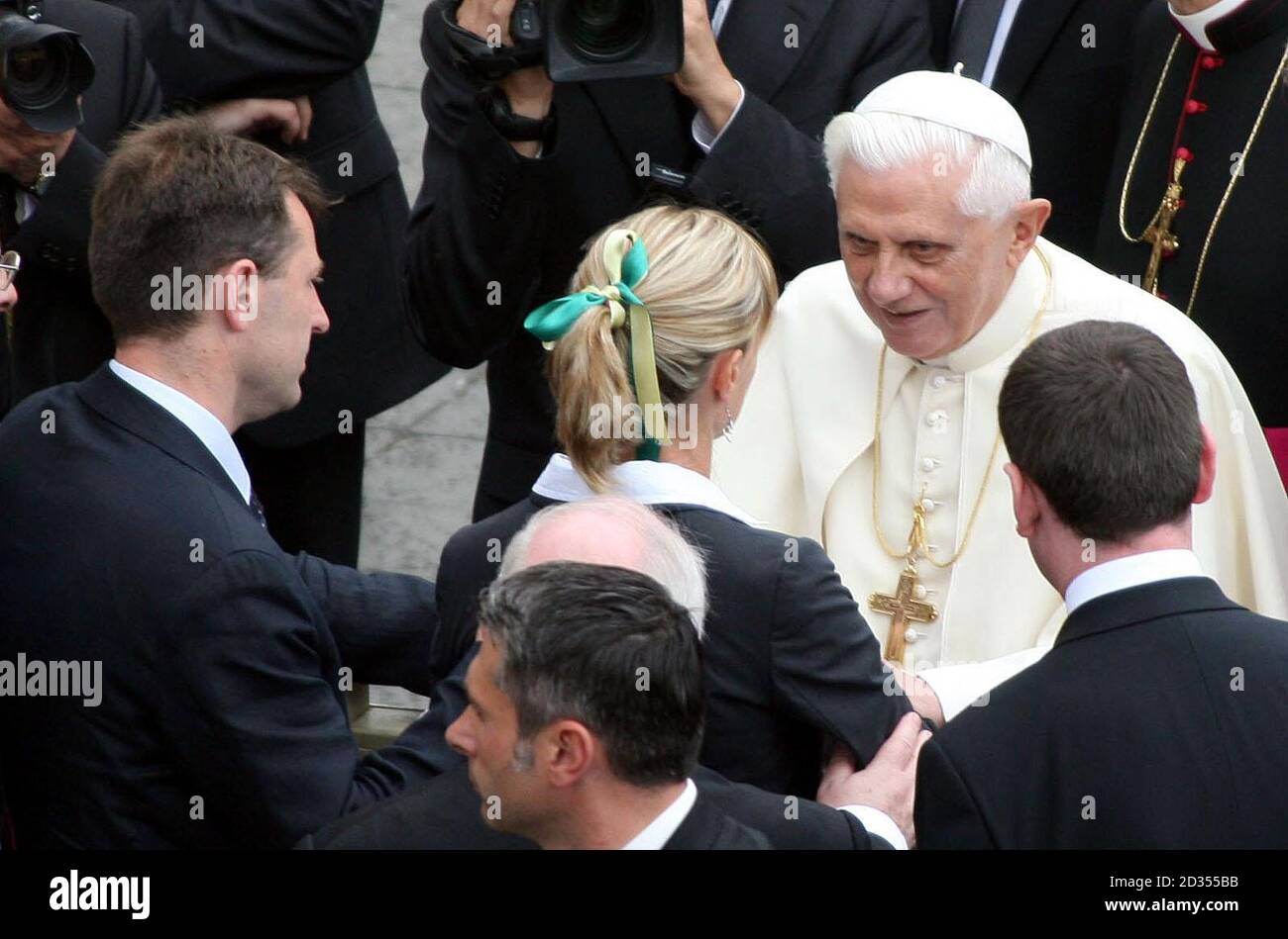 Gerry and Kate McCann are greeted by Pope Benedict XVI at the end of ...