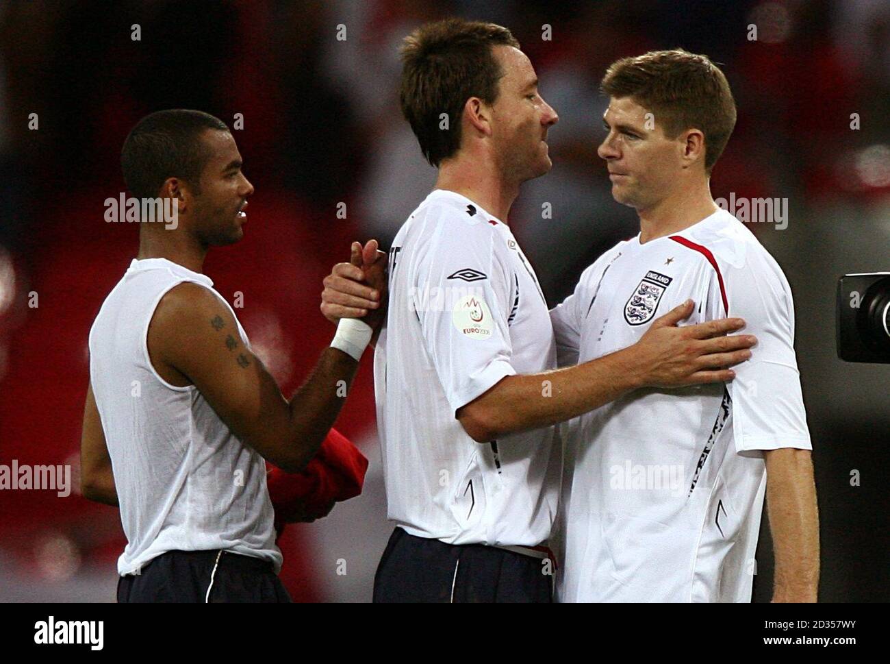 Steven gerrard celebrates victory hi-res stock photography and images ...