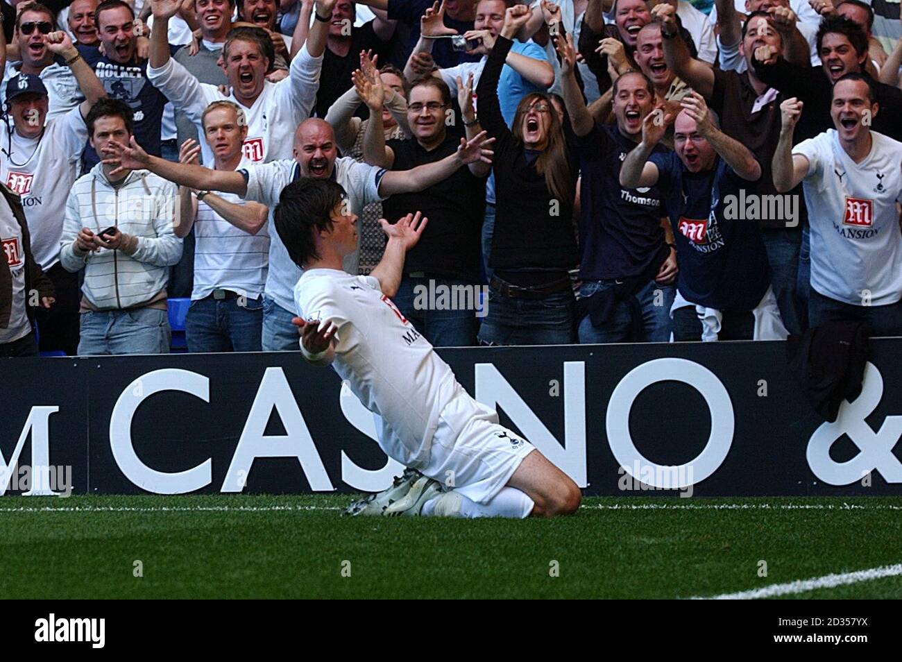 Gareth bale tottenham celebration hi-res stock photography and images ...