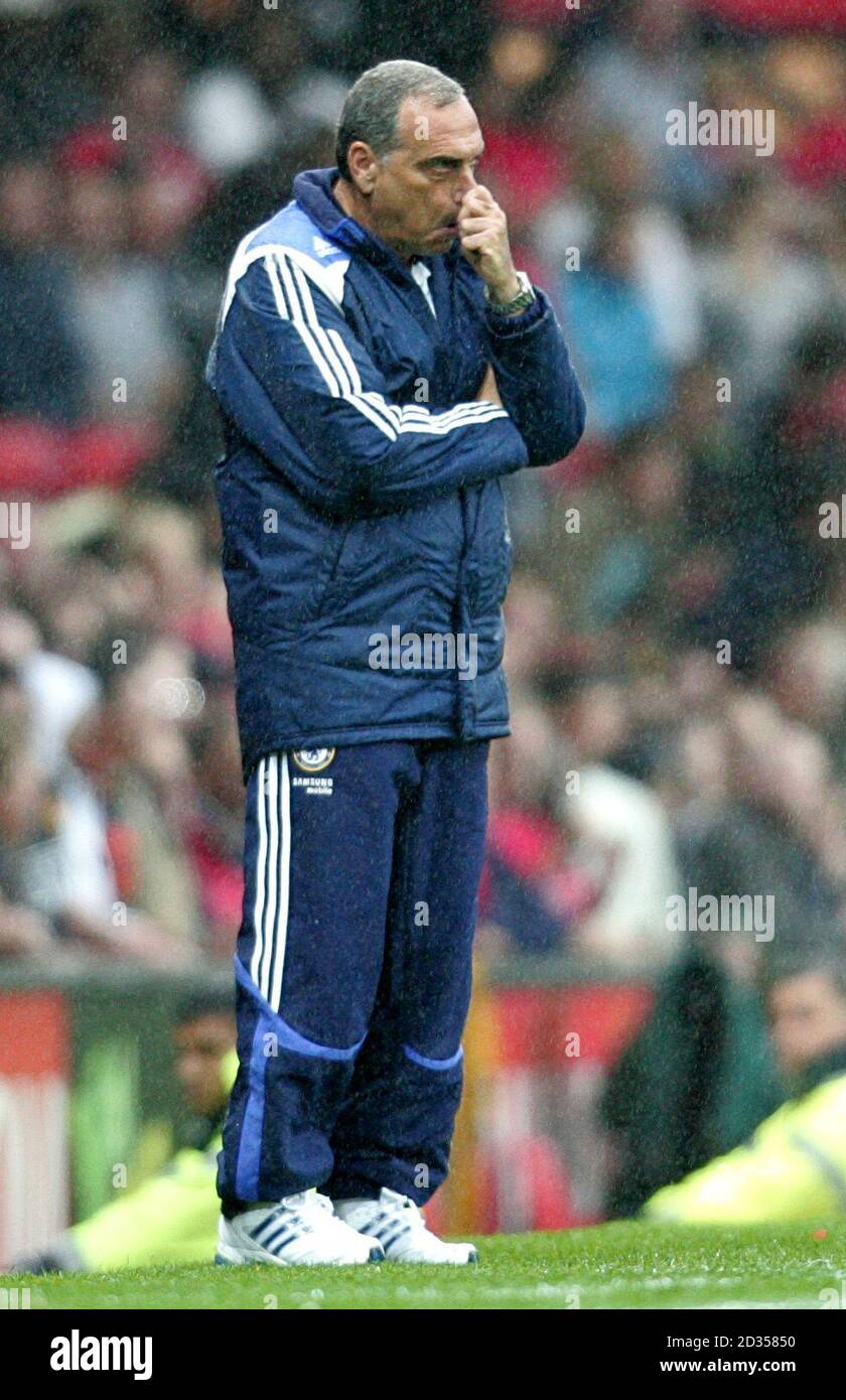 Chelsea manager avram grant on the touchline hi-res stock photography ...