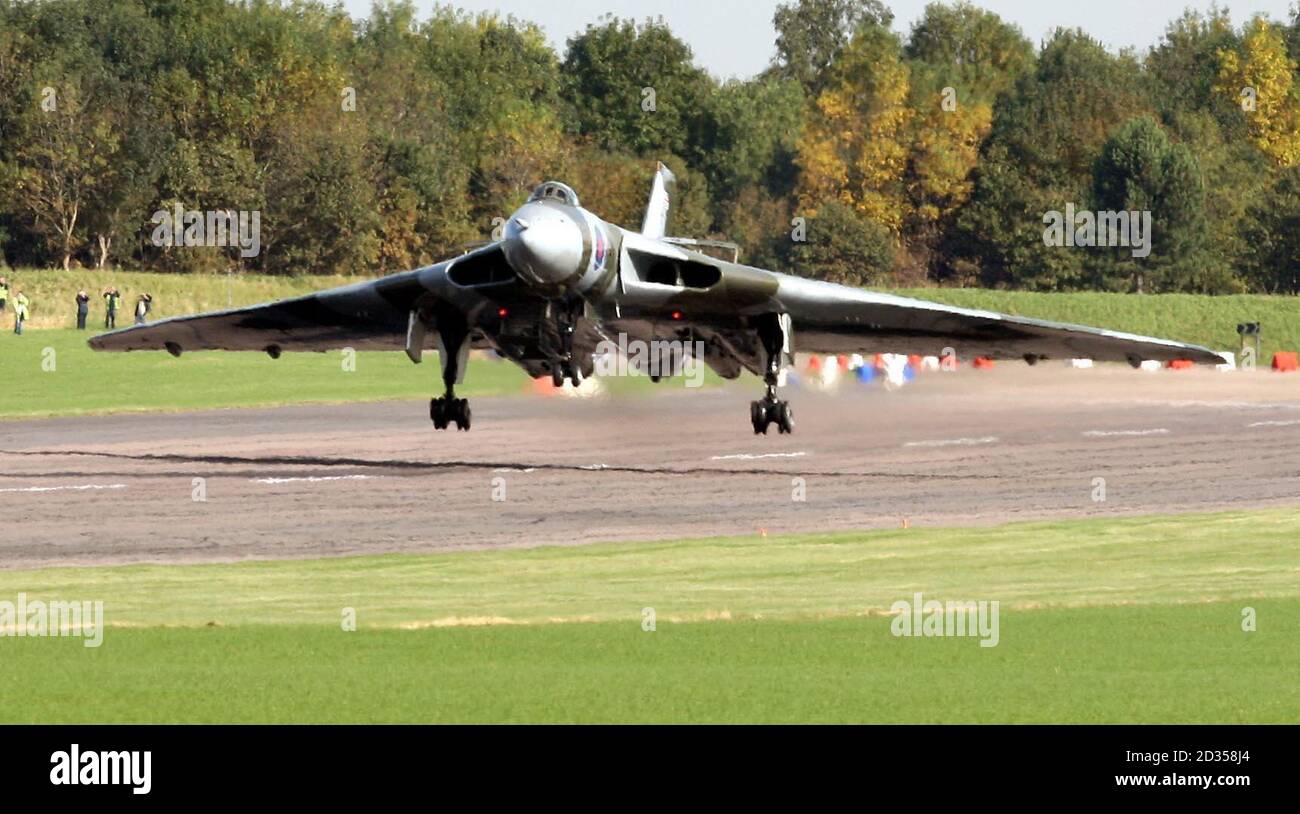 The restored Vulcan bomber, takes to the skies for the first time in 14 ...