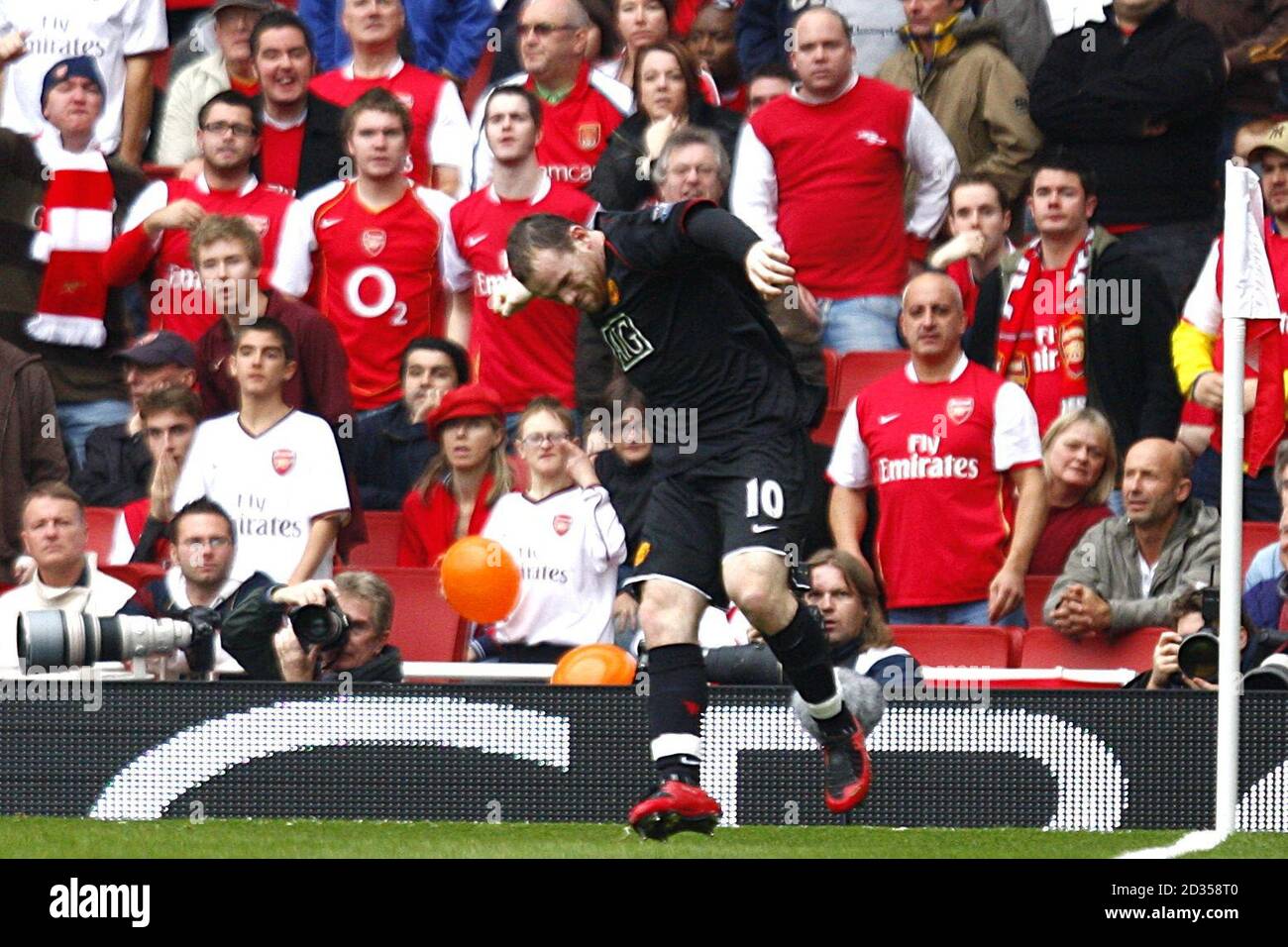 Manchester United's Wayne Rooney celebrates scoring the opening goal ...