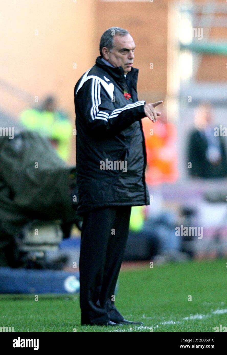 Chelsea manager avram grant on the touchline hi-res stock photography ...