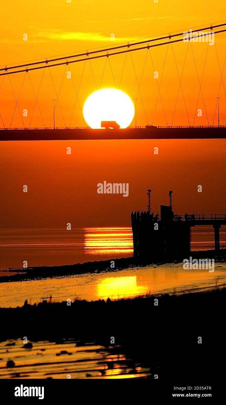 Humber bridge yorkshire sunset hi-res stock photography and images - Alamy
