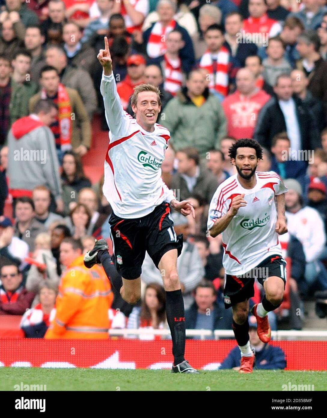 Liverpools peter crouch celebrates hi-res stock photography and images ...