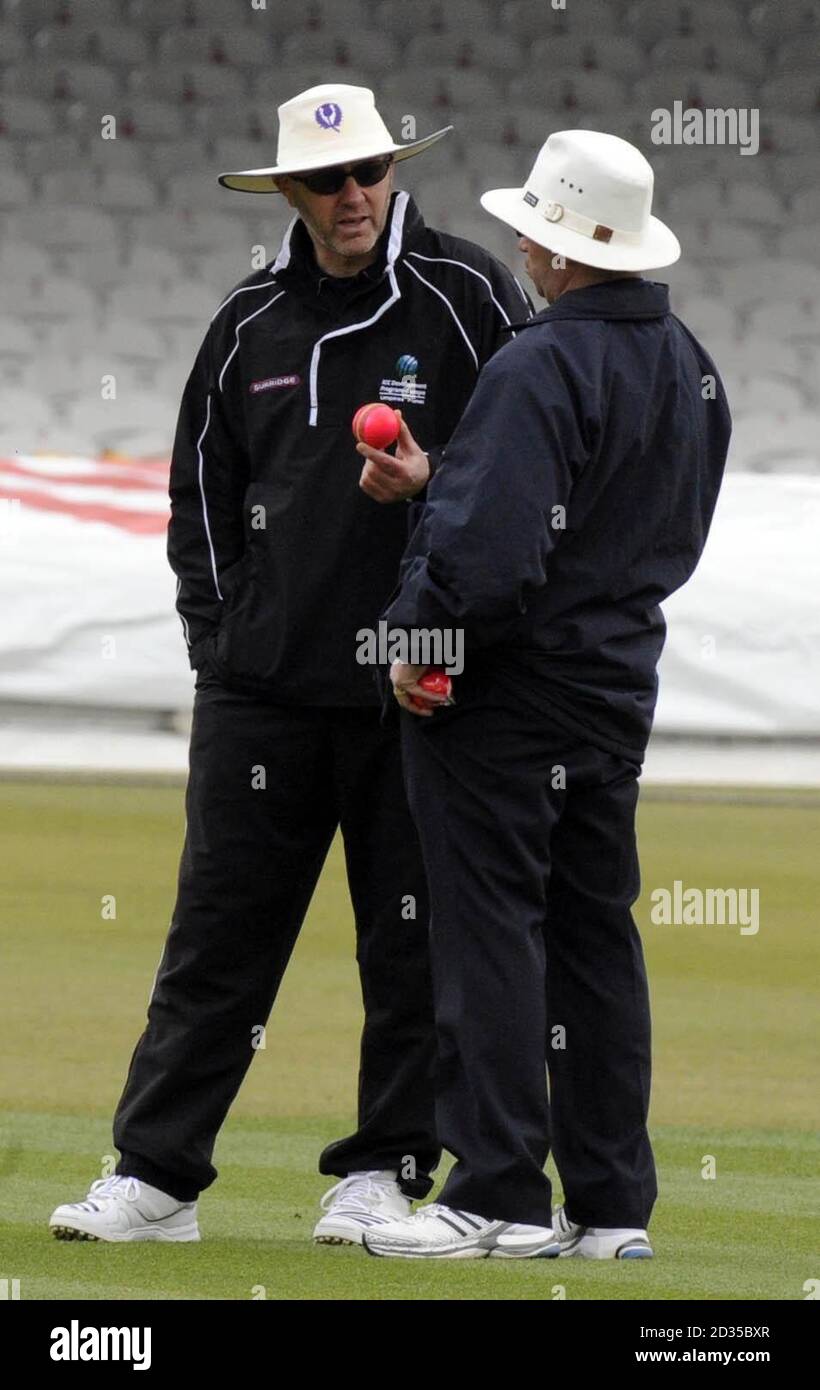 Umpires neil bainton hi-res stock photography and images - Alamy